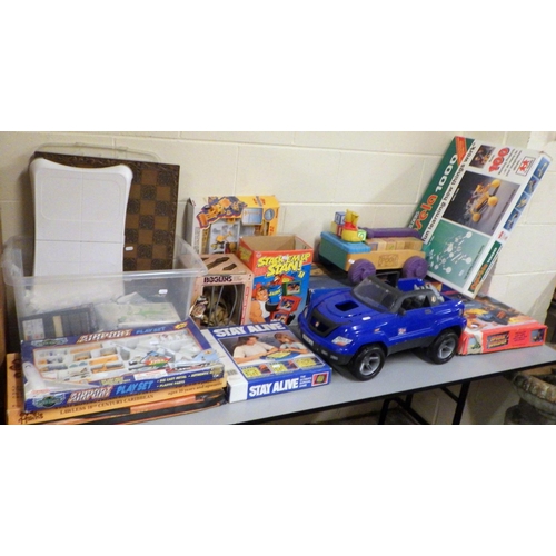 A qty of toys
