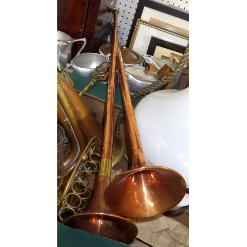A qty of metal ware to inc oil lamps, hunting horns, Picquot ware ...