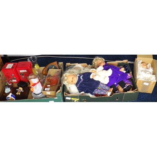 A qty of dolls & collectables (3)