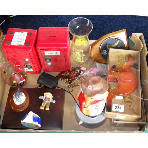 A qty of dolls & collectables (3)