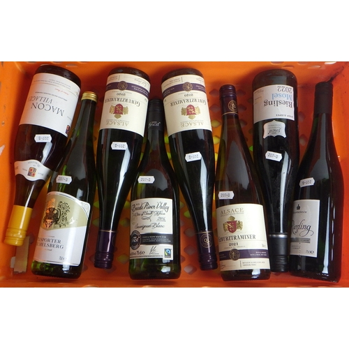 A group of eight bottles of wine (8)