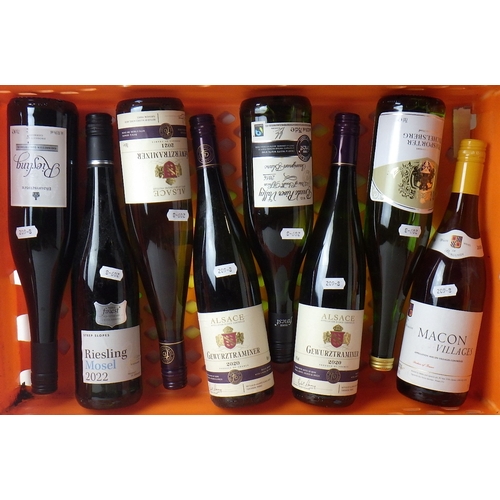 A group of eight bottles of wine (8)