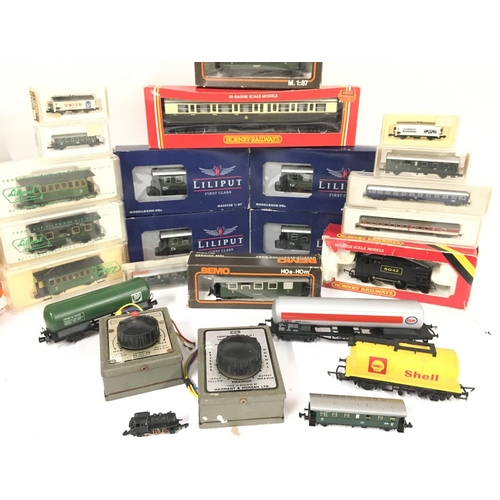 A Box Containing Various Model Railway Items including N Gauge. 00 Gauge.