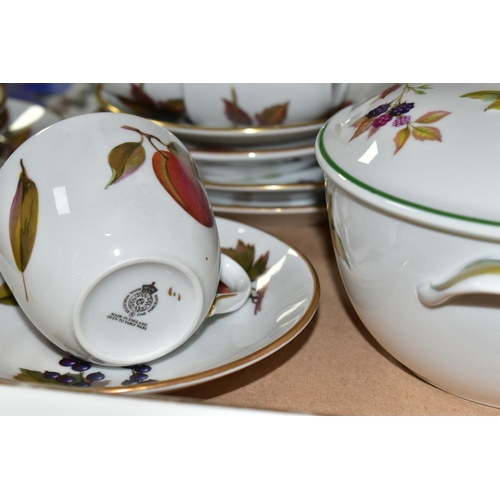 A ROYAL WORCESTER EVESHAM DINNER SERVICE AND COOKWARE, seventy seven ...