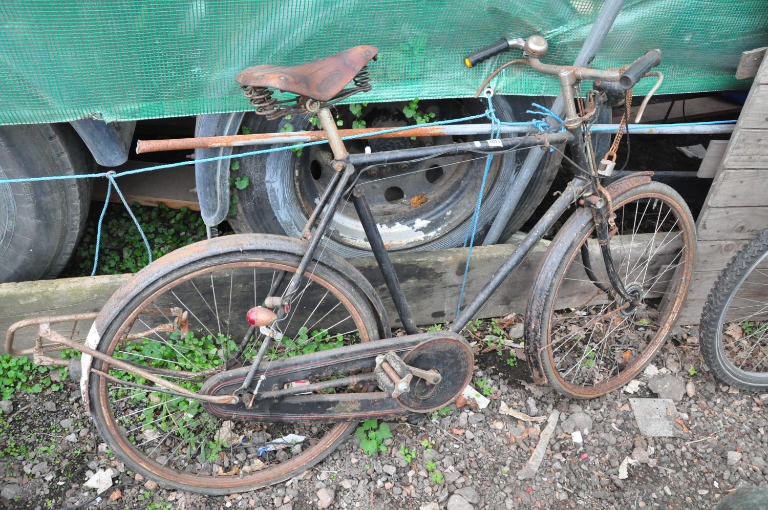 A GENTLEMANS BLACK VINTAGE RALEIGH ALL STEEL BICYCLE