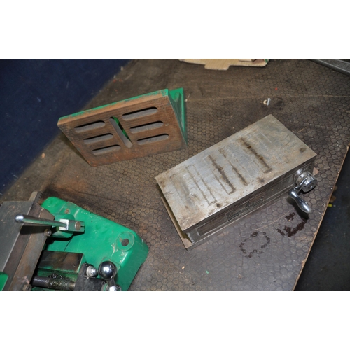 A SELECTION OF LATHE, MILLING AND ENGINEERING TOOLS including a vintage ...