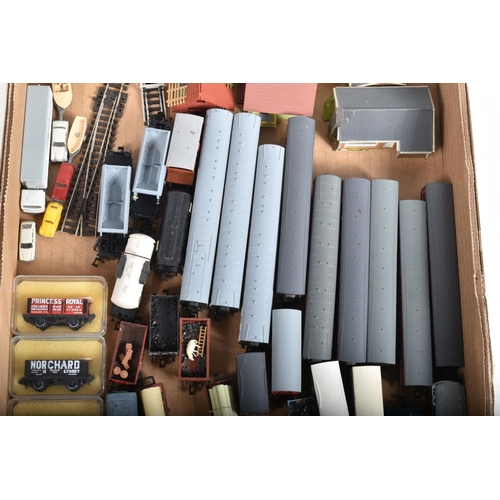 A QUANTITY OF UNBOXED AND ASSORTED N GAUGE MODEL RAILWAY ITEMS, to ...