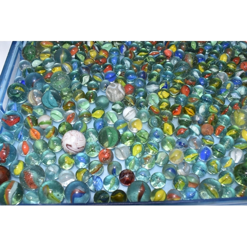 A BOX OF APPROXIMATELY ONE HUNDRED AND FIFTY MID TO LATE TWENTIETH ...