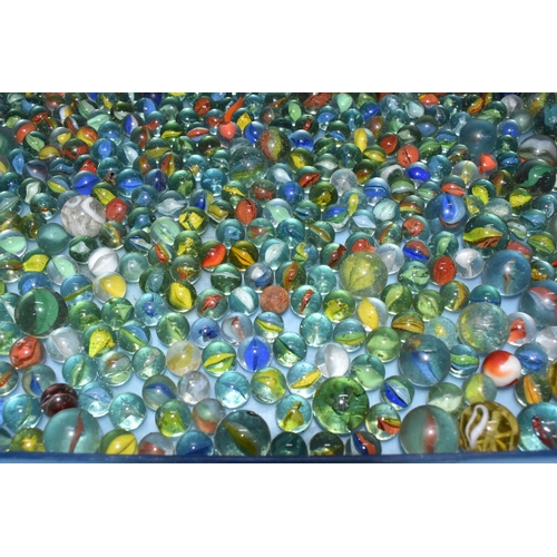 A BOX OF APPROXIMATELY ONE HUNDRED AND FIFTY MID TO LATE TWENTIETH ...