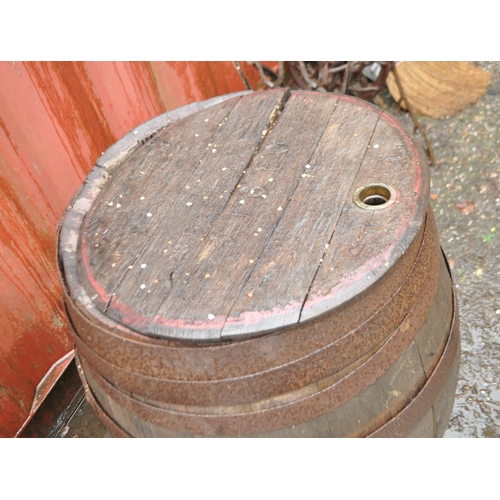 A VINTAGE COOPERED OAK BARREL, with lid, engraved Sheffield 11610 on ...