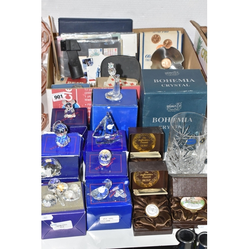 A BOX AND LOOSE COLLECTABLE AND DECORATIVE ITEMS to include a small ...