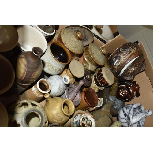 FOUR BOXES AND LOOSE STONEWARE, STUDIO POTTERY AND SUNDRY ITEMS, to ...