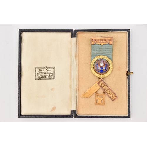 A CASED 9CT GOLD MASONIC MEDAL, inscribed 'Quintus Decimus, Lodge ...