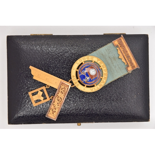 A CASED 9CT GOLD MASONIC MEDAL, inscribed 'Quintus Decimus, Lodge ...