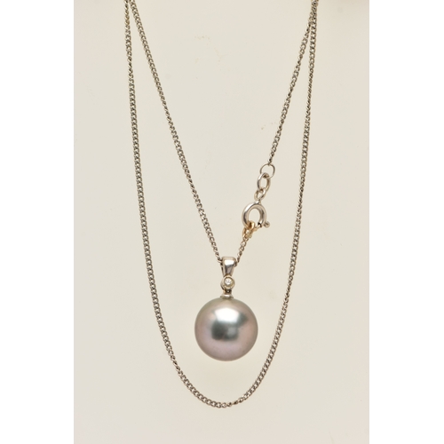 A CULTURED PEARL NECKLACE, a large Tahitian pearl, approximate width 12 ...
