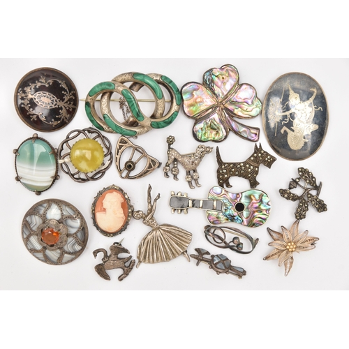 AN ASSORTMENT OF SILVER AND WHITE METAL BROOCHES, to include a silver ...