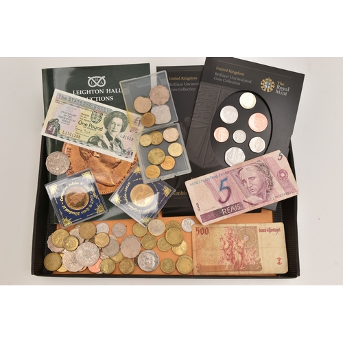 A PLASTIC TRAY CONTAINING A FEW COINS AND BANKNOTES, to include loose ...