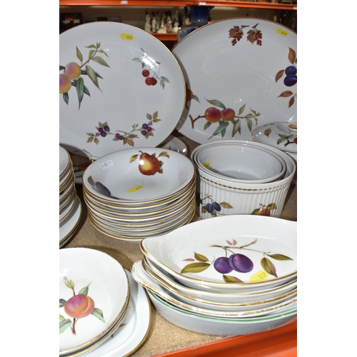 EIGHTY FIVE PIECES OF ROYAL WORCESTER EVESHAM/EVESHAM VALE DINNER ...
