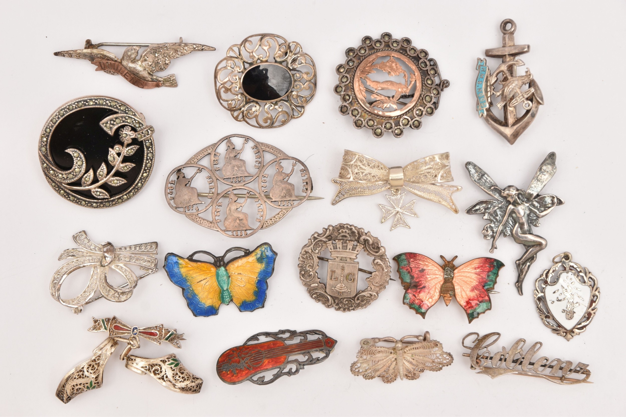 AN ASSORTMENT OF BROOCHES, white metal brooches of various designs ...