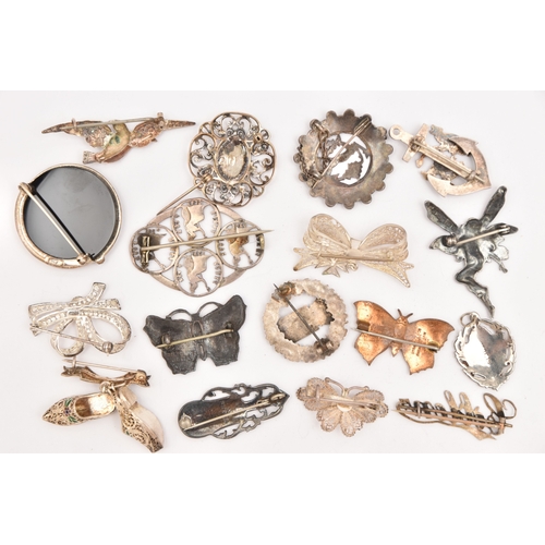 AN ASSORTMENT OF BROOCHES, white metal brooches of various designs ...