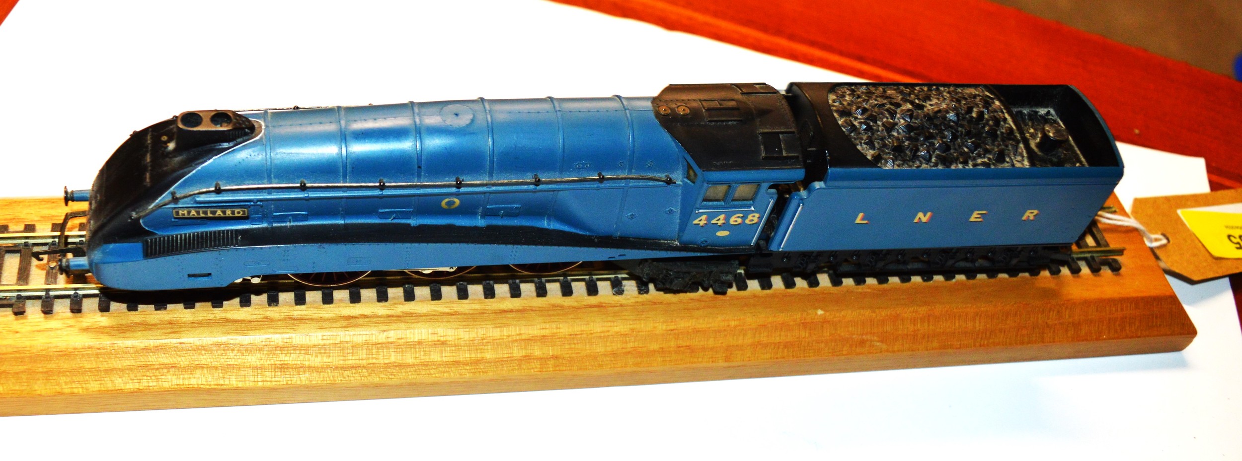 A Hornby OO Gauge Class A4 4-6-2 Pacific Number 4468 "Mallard" in LNER ...