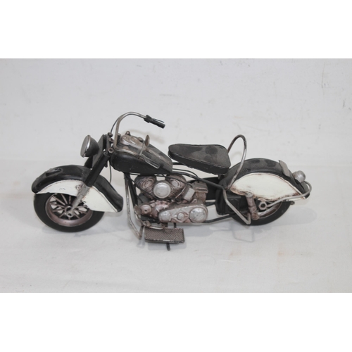 FIVE MOTORBIKE MODELS 35 X 24CM