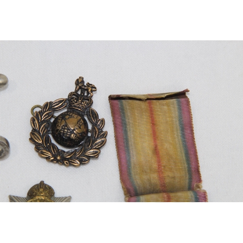 SELECTION OF WW1 AND LATER MILITARY EPHEMERA INC, BADGES, RIBBON AND A ...