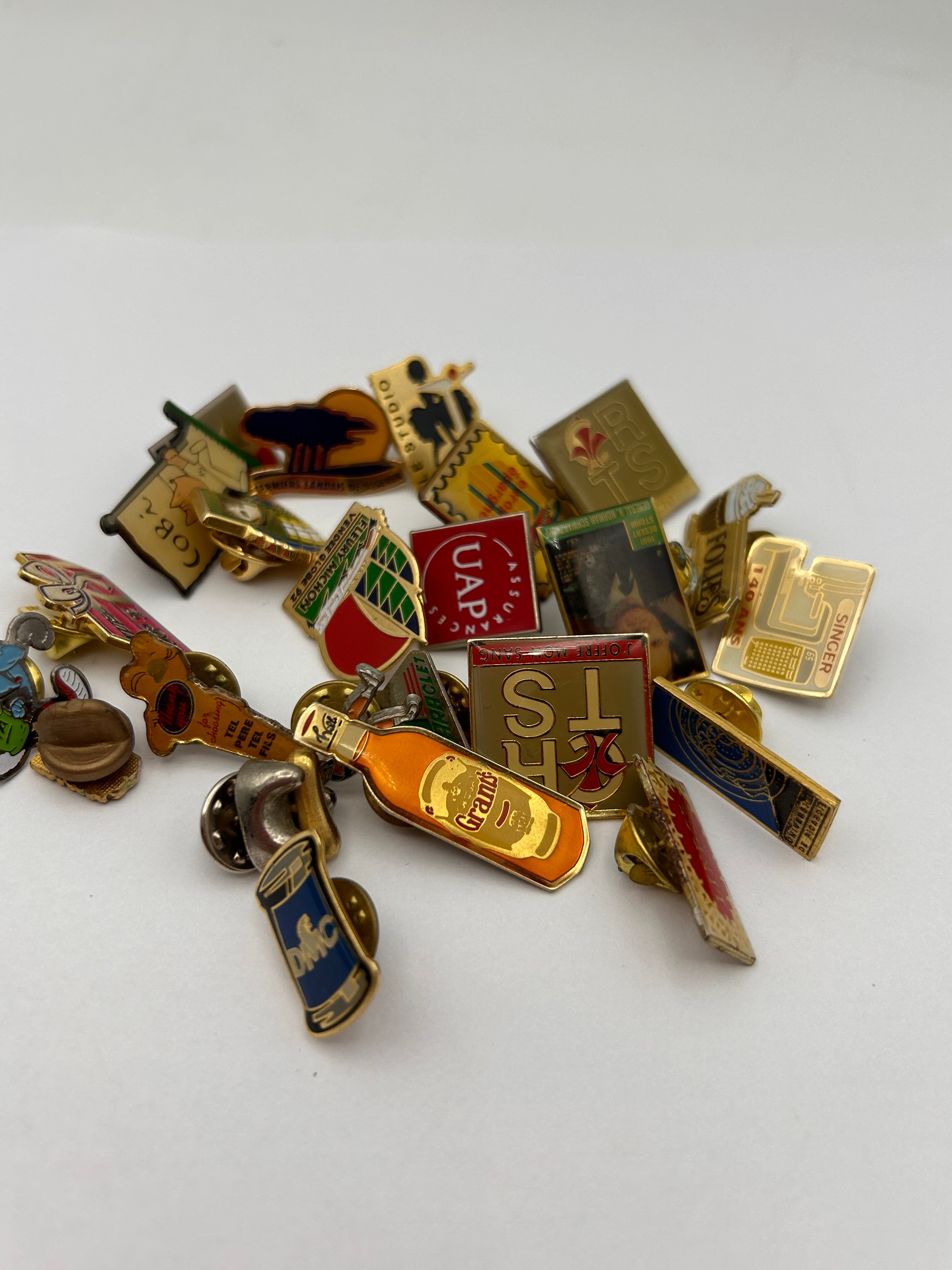 Selection Of Approx 25 Vintage Pin Badges.