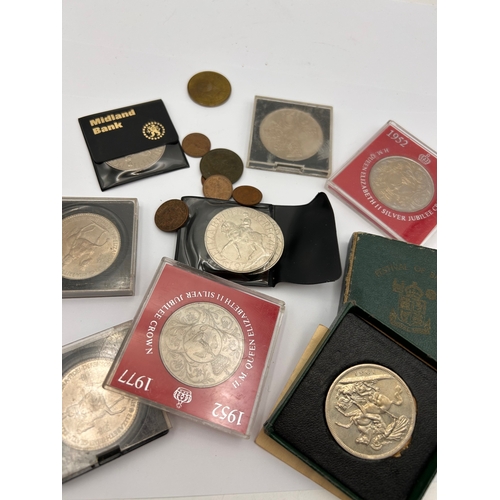 A Collection of British Commemorative Coins, including Queen Elizabeth ...