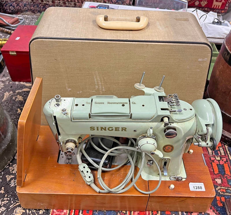 SINGER ELECTRIC SEWING MACHINE 320K WITH CASE