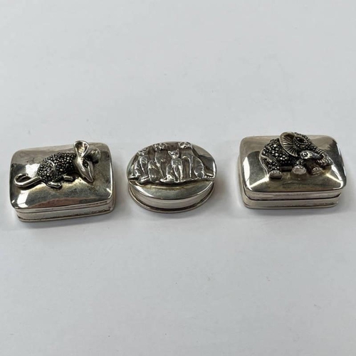 3 MODERN 925 SILVER PILL BOXES, THE LIDS DECORATED WITH ANIMALS - 60 G