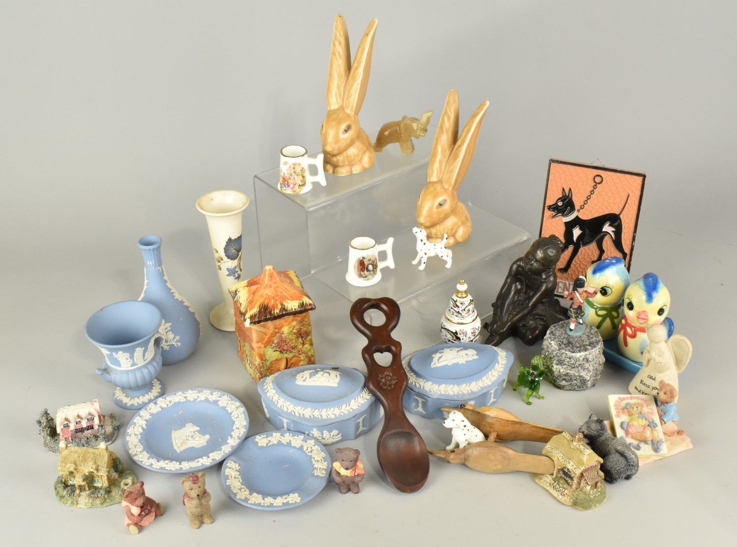 A Collection of Ceramics to include Wedgwood Blue and White Jasperware ...