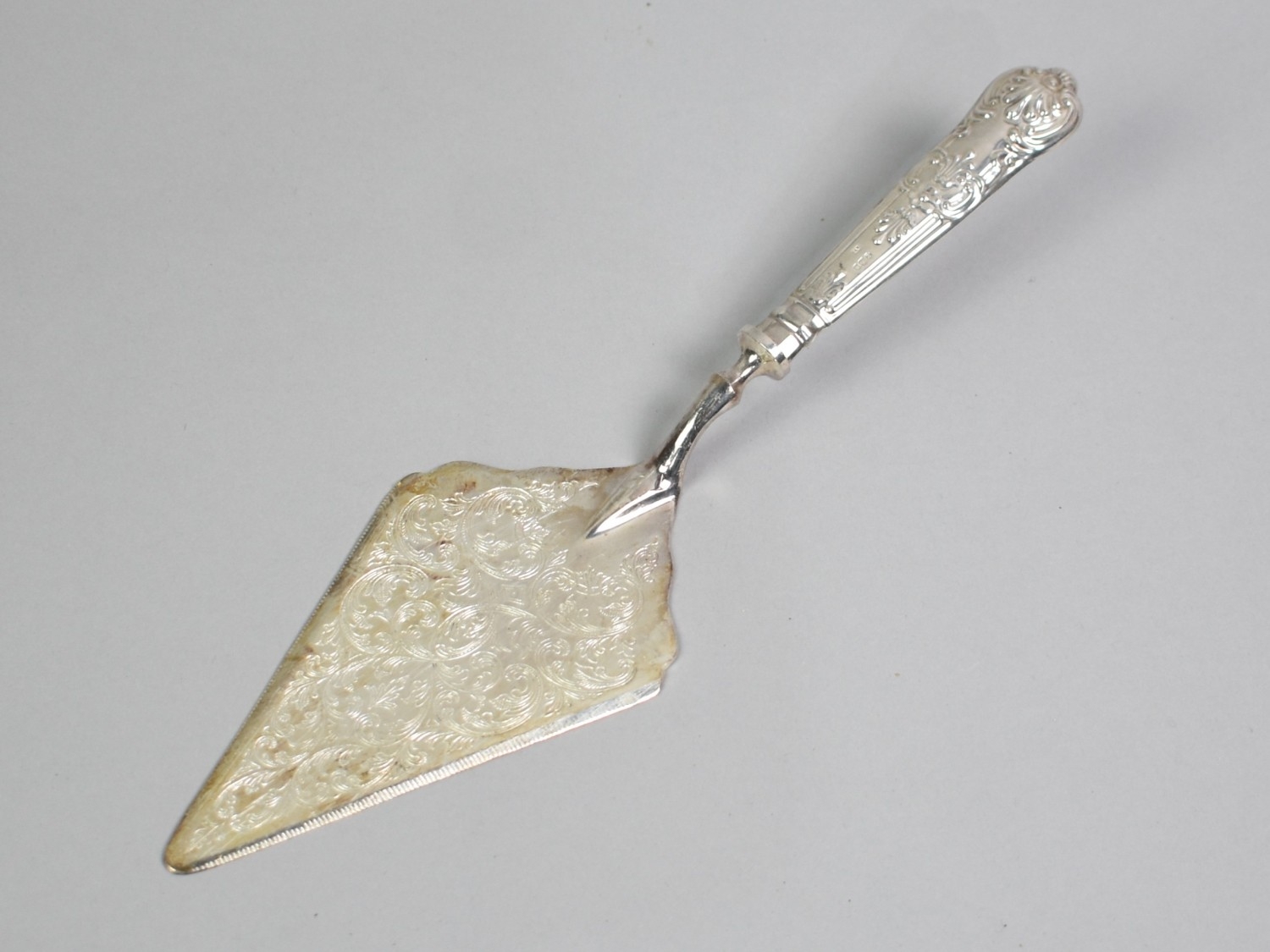 A Boxed Viners Silver Handled Cake Slice, Hallmarked for Sheffield