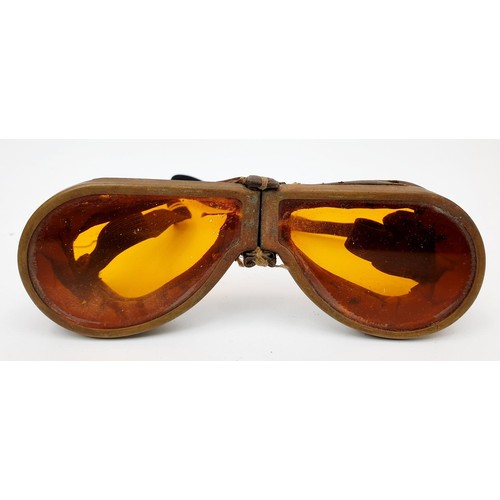 A pair of vintage goggles. UK shipping £14.