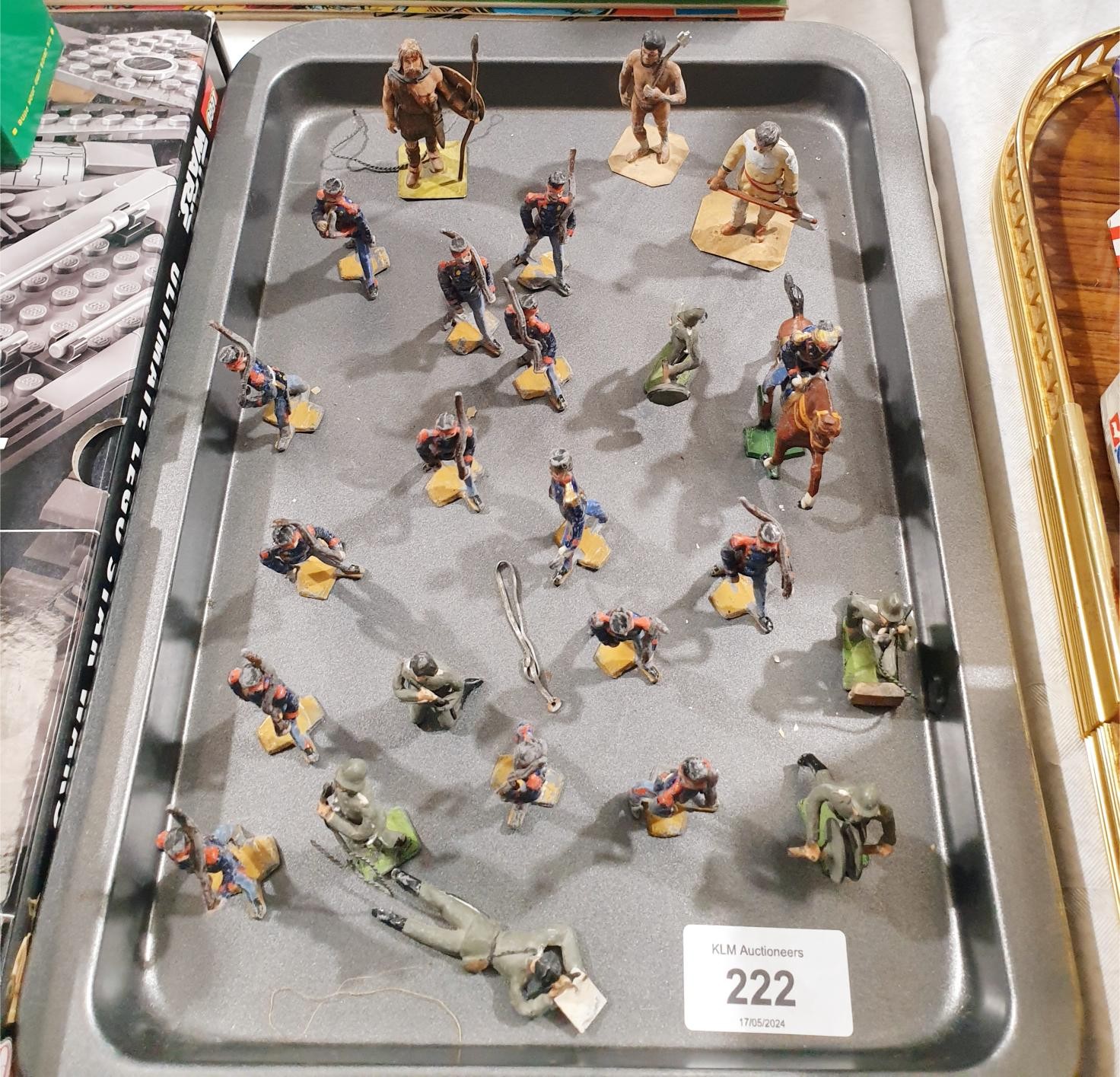 A selection of vintage lead soldiers. UK shipping £14.