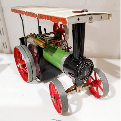 A boxed Mamod TE1 live steam traction engine. UK shipping £14.