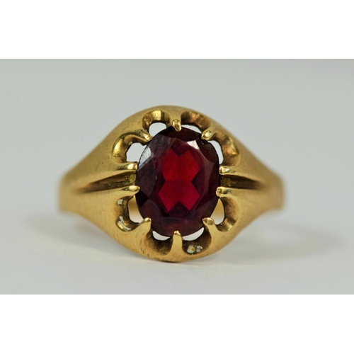 9ct Yellow Gold ring set with a large central Garnet. Finger size 'P' 2.3g
