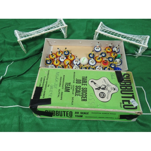 Small amount of Subbuteo to include a pitch, Goals and box of assorted ...