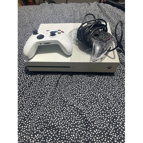 Xbox One & 2 Controllers. No Leads