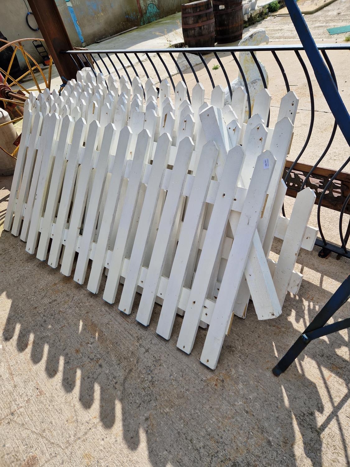 9 lengths of picket fencing 3ft high