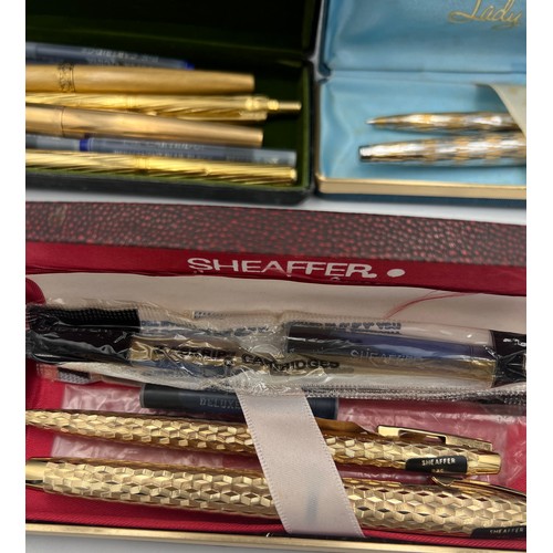 Vintage pens to include Lady Sheaffer 923 medium fountain pen and ...