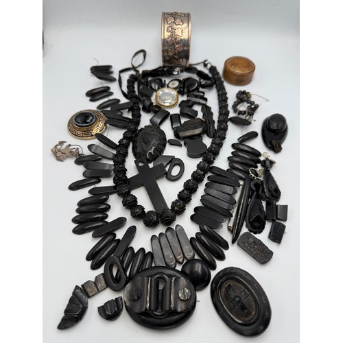 Victorian and Edwardian jewellery to include Whitby jet beads, earrings ...