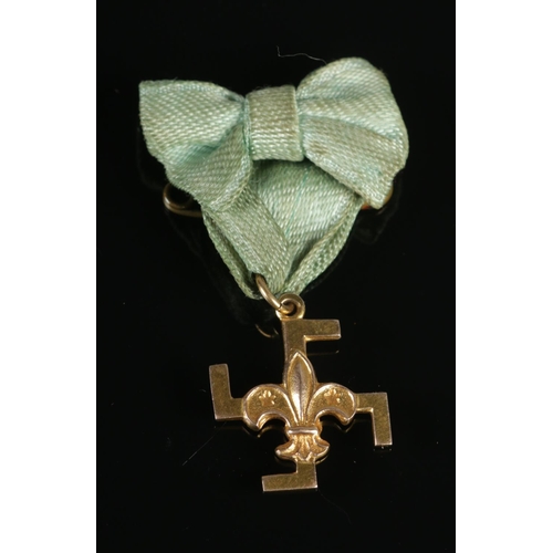 A 9ct gold boy scout badge thanks badge of fylfot, dated 1932 to back ...