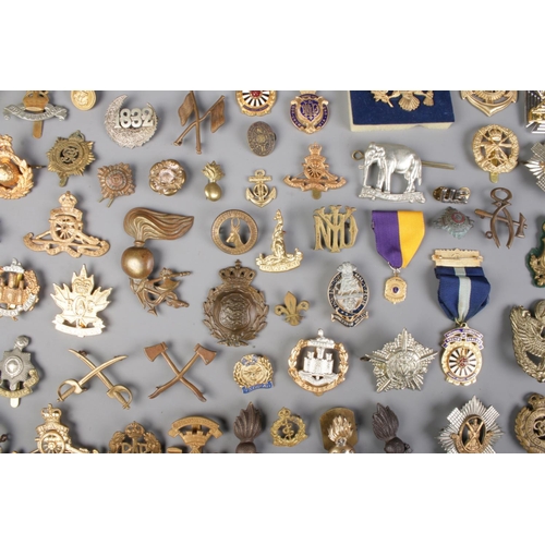 A tray of assorted military cap badges to include Italian Frontier ...