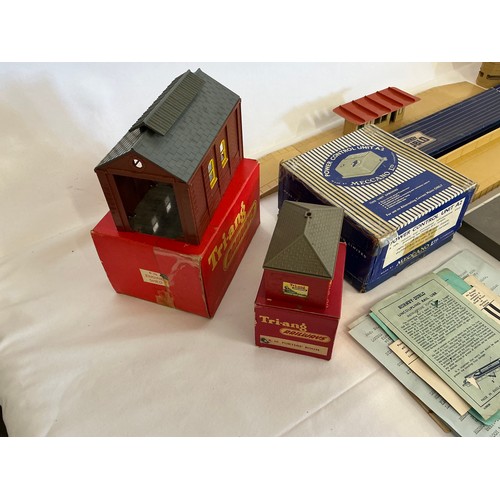 A Collection of various Hornby Dublo & Triang Railways to include to ...