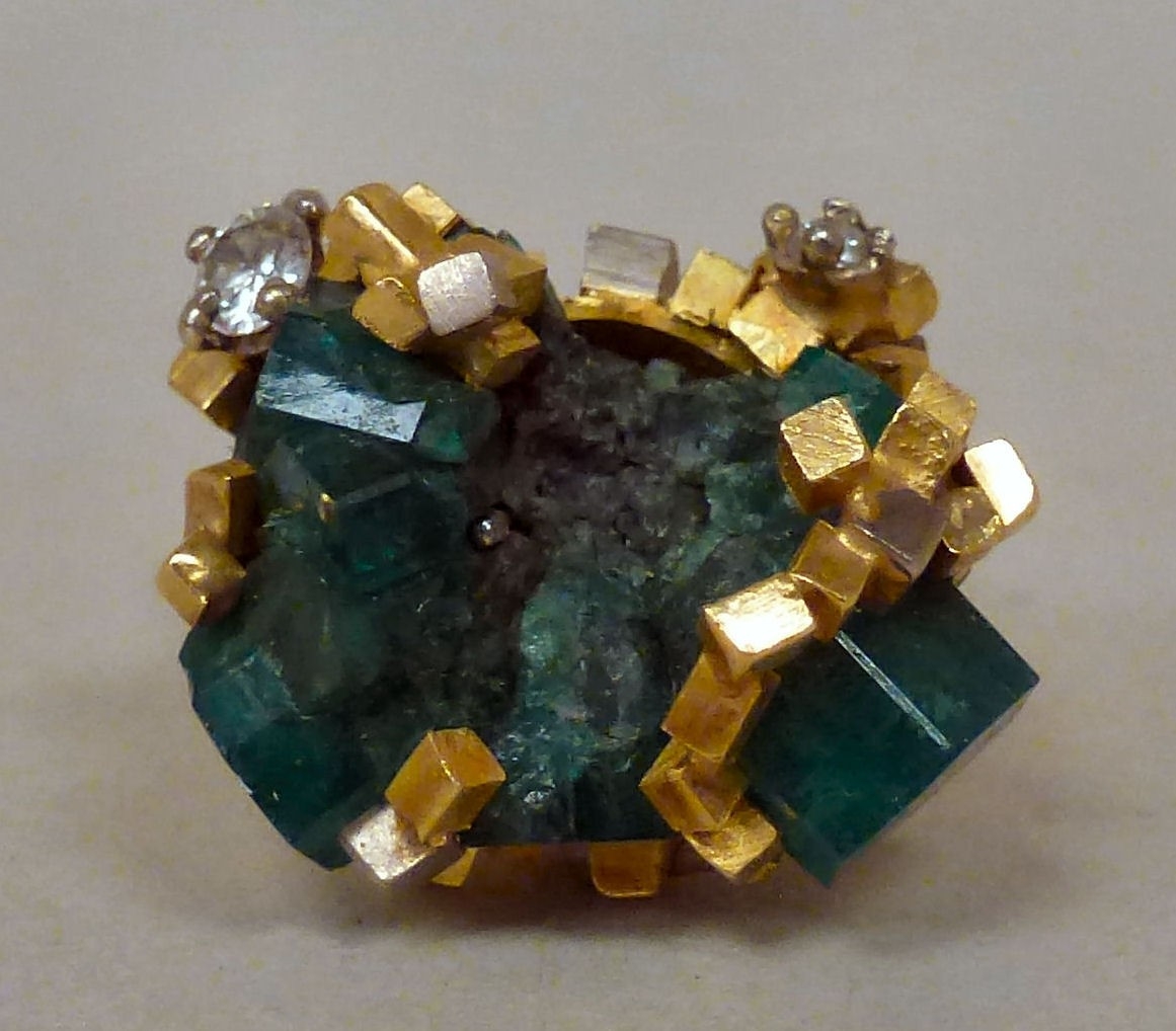 A 1950s 18ct gold Dioptase crystal and diamond set ring (approx. 14grms)