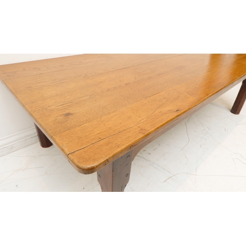 A good oak coffee table: overhanging top above chamfered legs (160cm ...