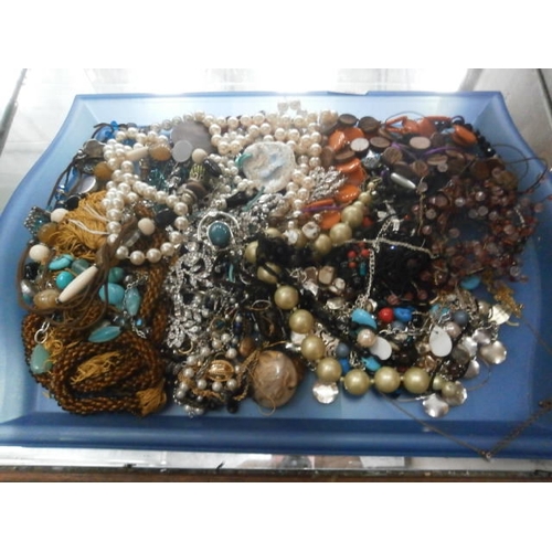 Collection of assorted jewellery