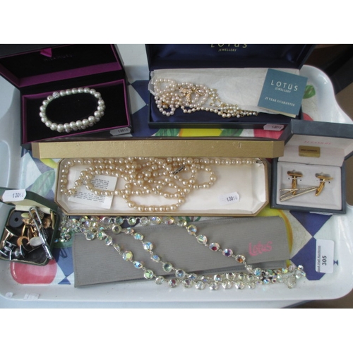 Collection of assorted jewellery