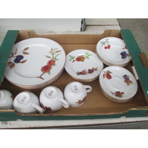 Box of Worcester Evesham tableware